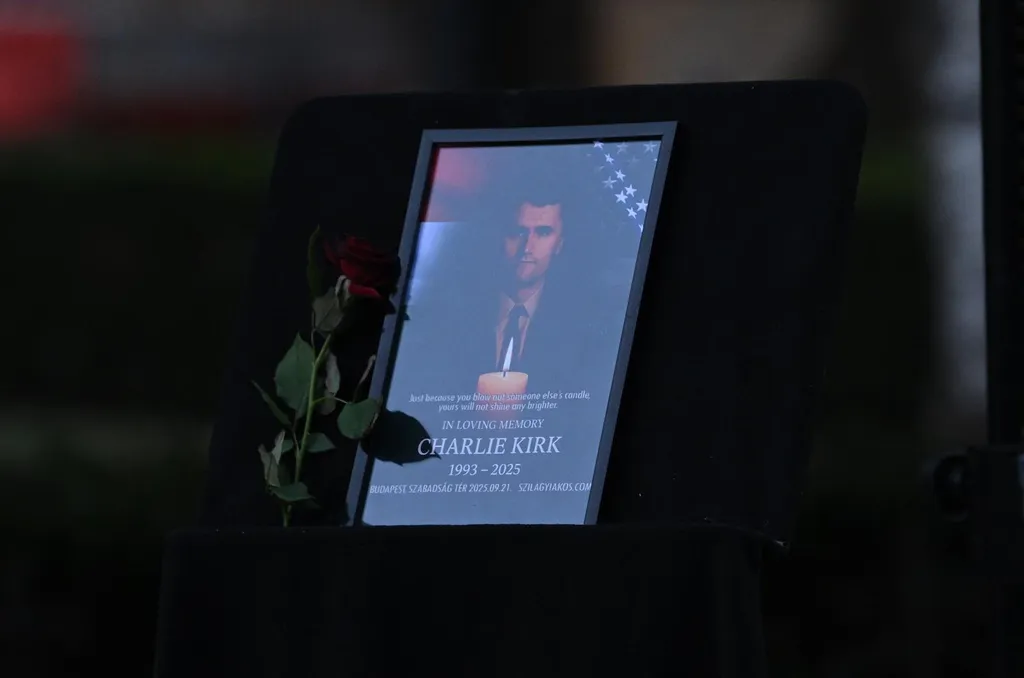 Óriási tömeg emlékezett Budapesten Charlie Kirk konzervatív aktivistára