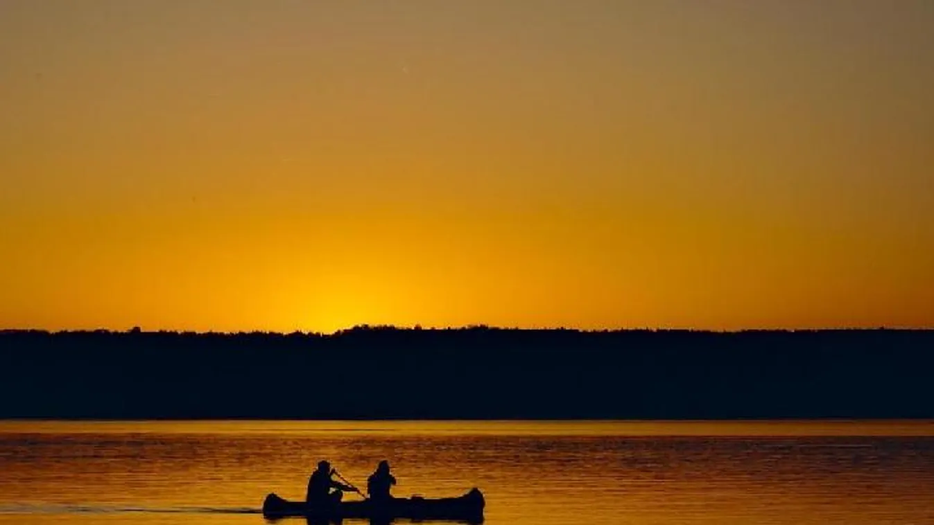 Kenuzás közben borult a Dunába három férfi, egyikük már nem tudott a partra kiúszni