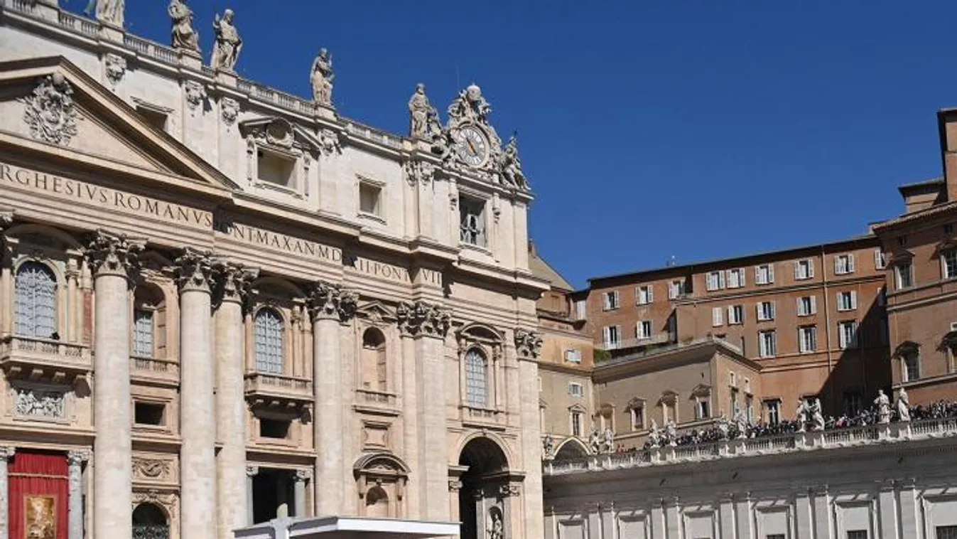 Fotókon Ferenc pápa búcsúztatása