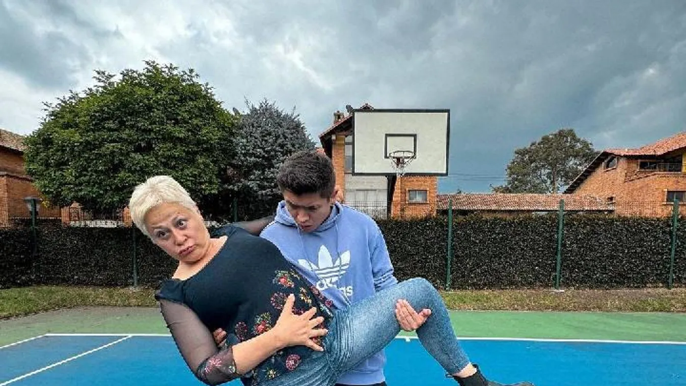 Teherbe esett egy 55 éves színésznő, 24 éves rajongója az apa