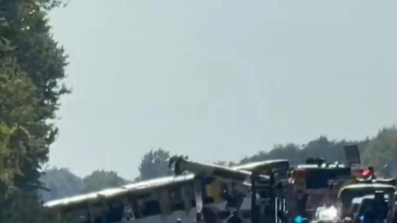 New York államban többen meghaltak egy kamion és egy turistabusz ...